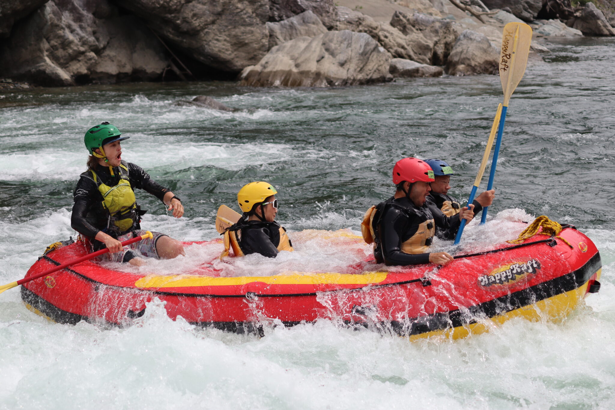 Everyone Loves Rafting! | 吉野川ラフティングならハッピーラフト（四国・徳島）